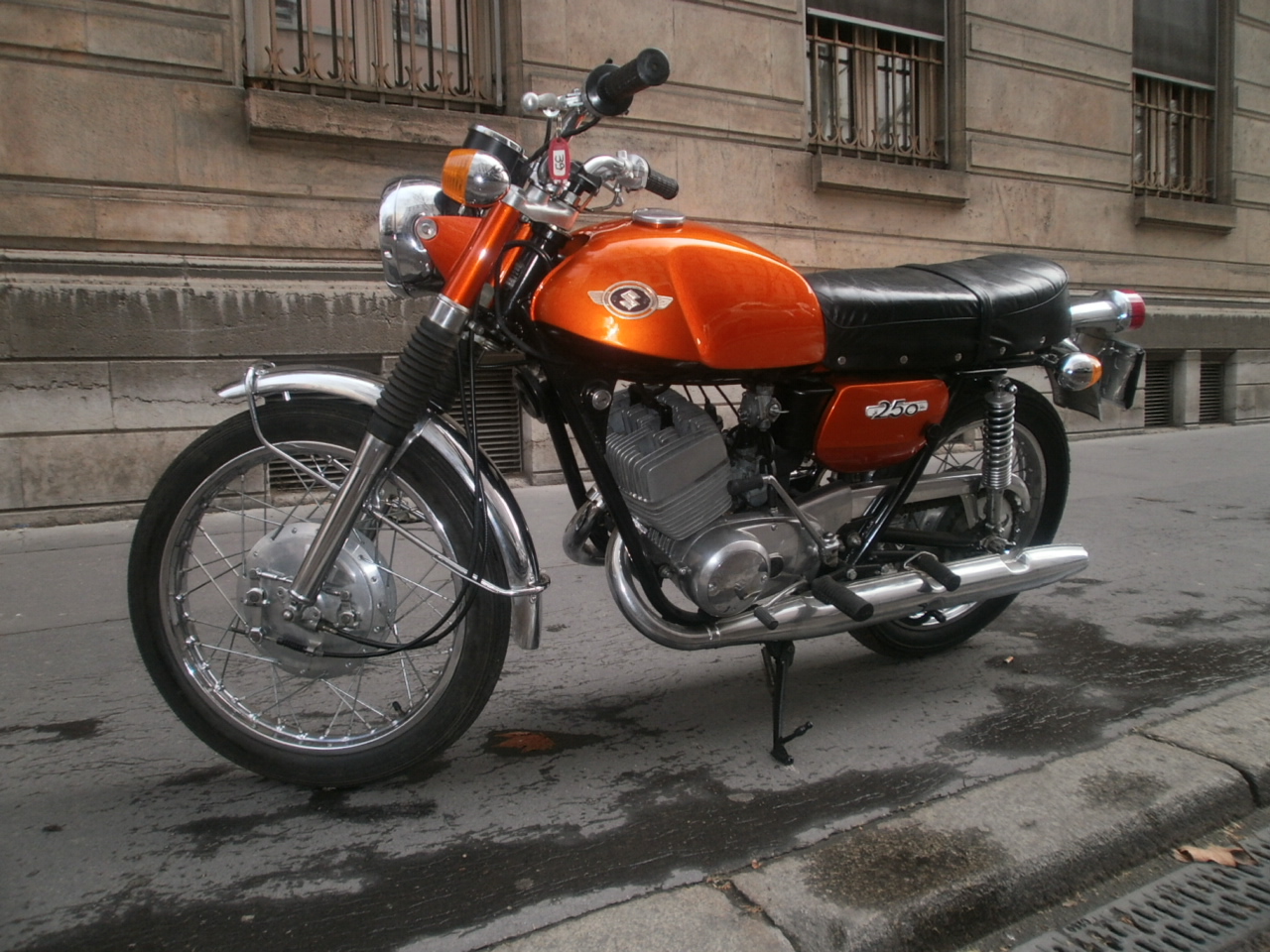 Moto depot : Motos d’occasion collection Suzuki, T 250 SUZUKI ORANGE